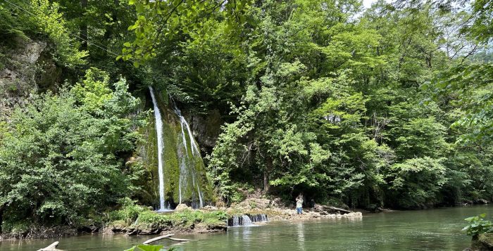 Excursie de week-end, la vecinii din Bihor: Traseu cu pădure, cascadă ...