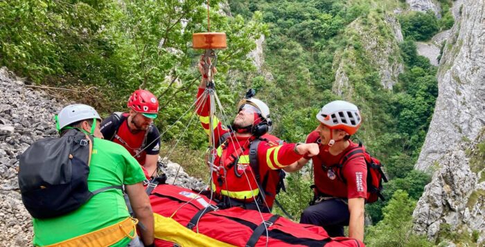 Un tânăr care a căzut de pe stânci în Cheile Turzii a trebuit salvat cu ...